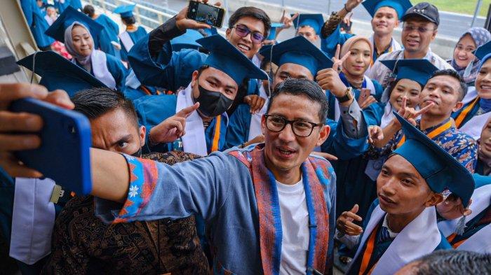 Lepas 293 Wisudawan Poltekpar di Sirkuit Mandalika, Sandiaga Uno ... Lepas 293 Wisudawan Poltekpar di Sirkuit Mandalika, Sandiaga Uno ...