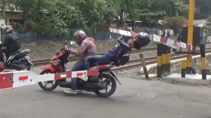 VIRAL VIDEO DETIK-DETIK Kepala Wanita Hantam Palang Pintu Kereta Api ... VIRAL VIDEO DETIK-DETIK Kepala Wanita Hantam Palang Pintu Kereta Api ...